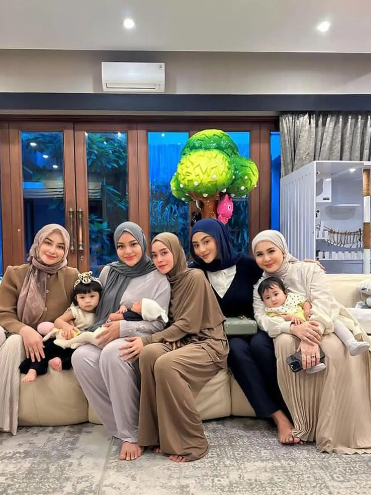 Potret Leslar Family dan Geng Mamayu Saat Jenguk Baby Azura - Citizen6 ...