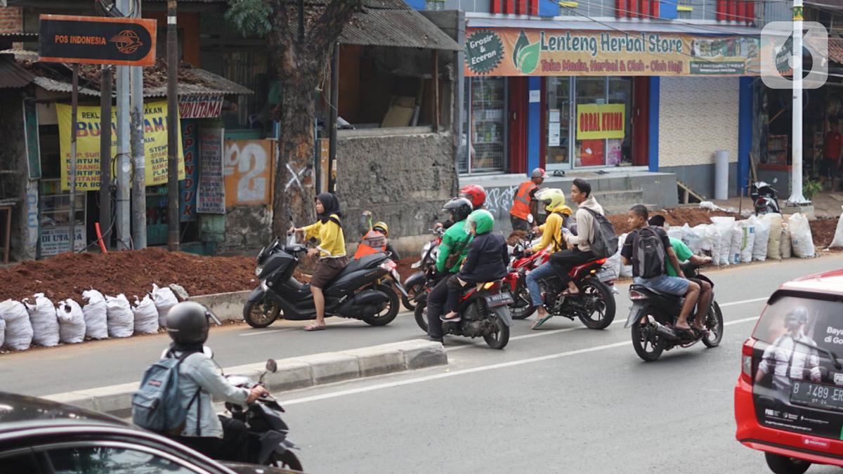 FOTO: Minim Pengawasan, Pemotor Bebas Lawan Arah di Lenteng Agung ...