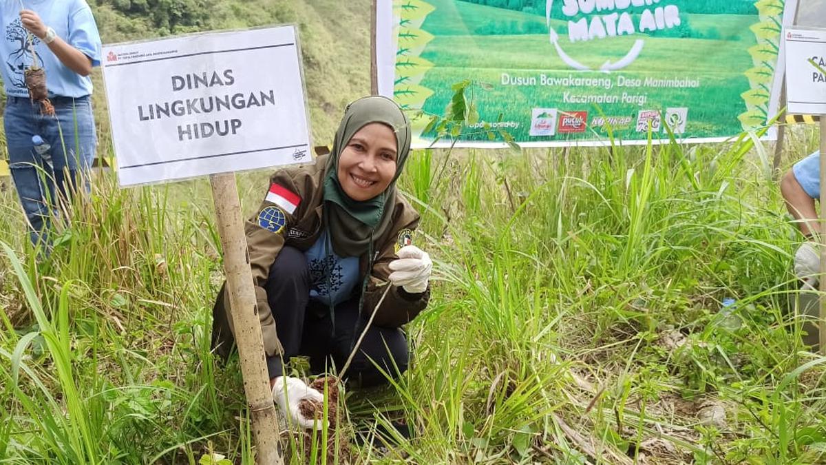 Ramai-Ramai Tanam Pohon Dalam Rangka Hari Gerakan Sejuta Pohon Sedunia 2021