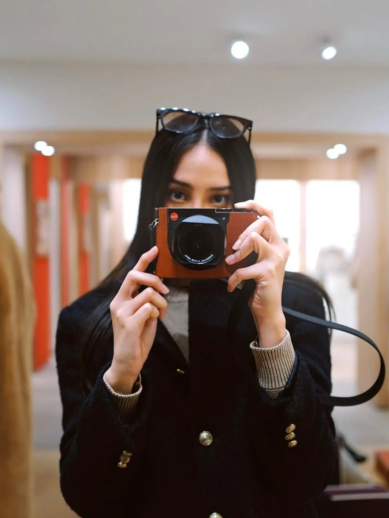 6 Potret Adu Gaya Outfit Hitam di Paris dari Anya Geraldine dan ...