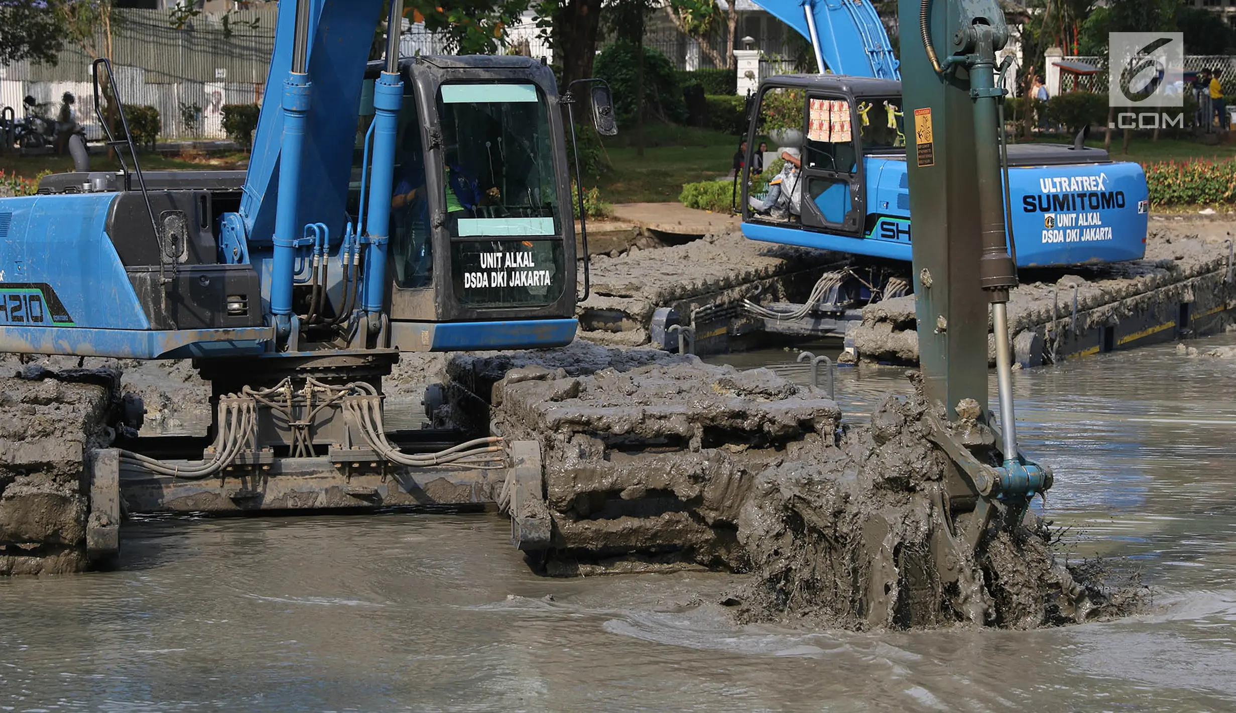 PHOTO: Cegah Banjir dan Pendangkalan, Alat Berat Keruk Danau Situlembang - Foto Liputan6.com