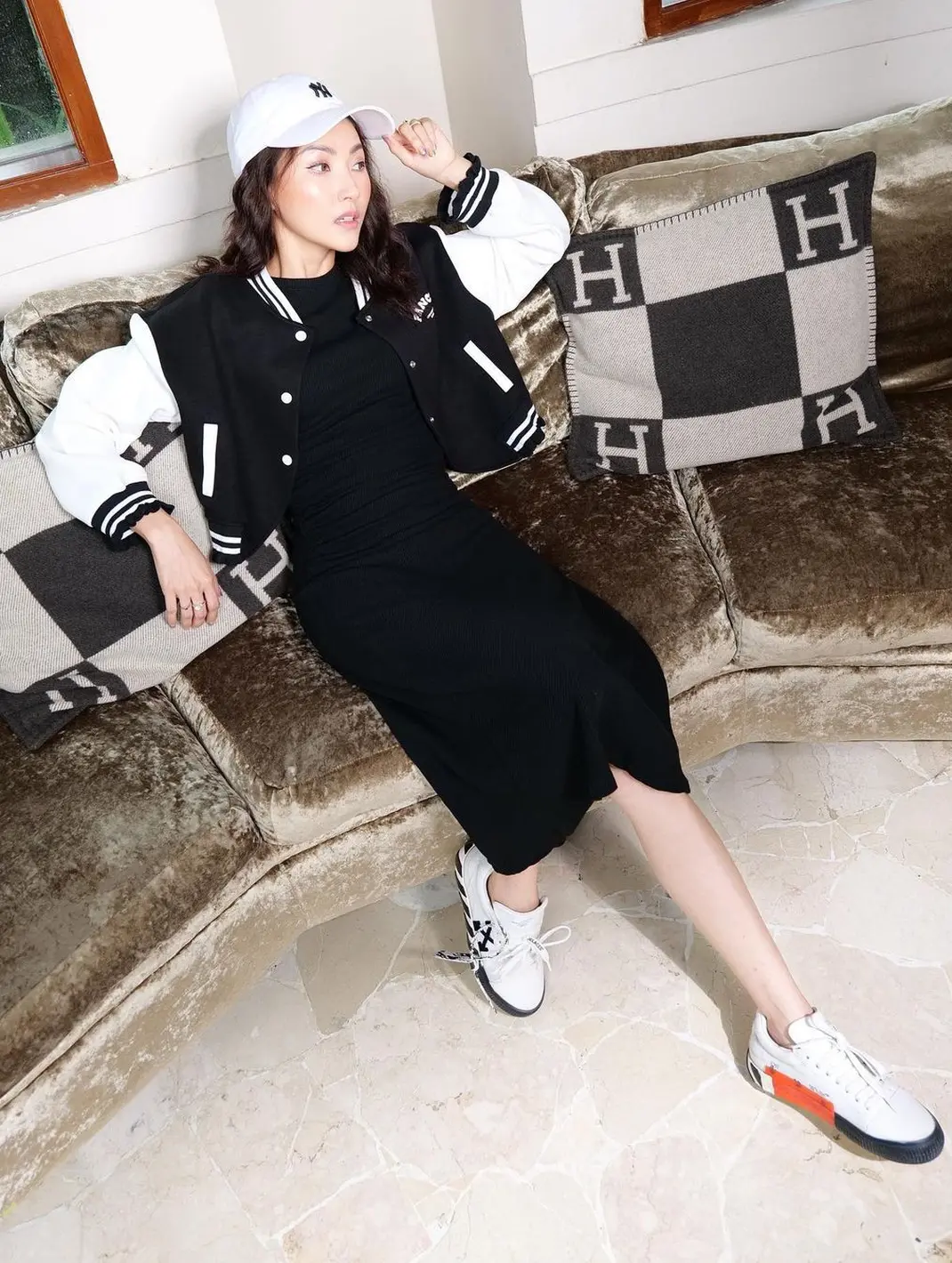 10 Inspirasi Outfit Serba Hitam ala Selebriti, Tetap Asik dalam Balutan ...