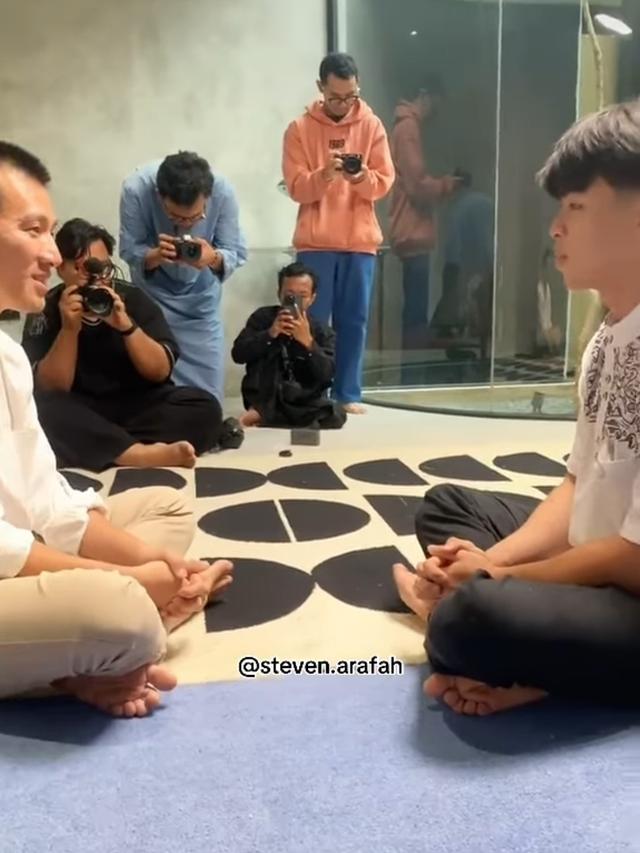 7 Potret Steven Wongso Resmi Mualaf, Syahadat Dibimbing Ustaz Felix Siauw