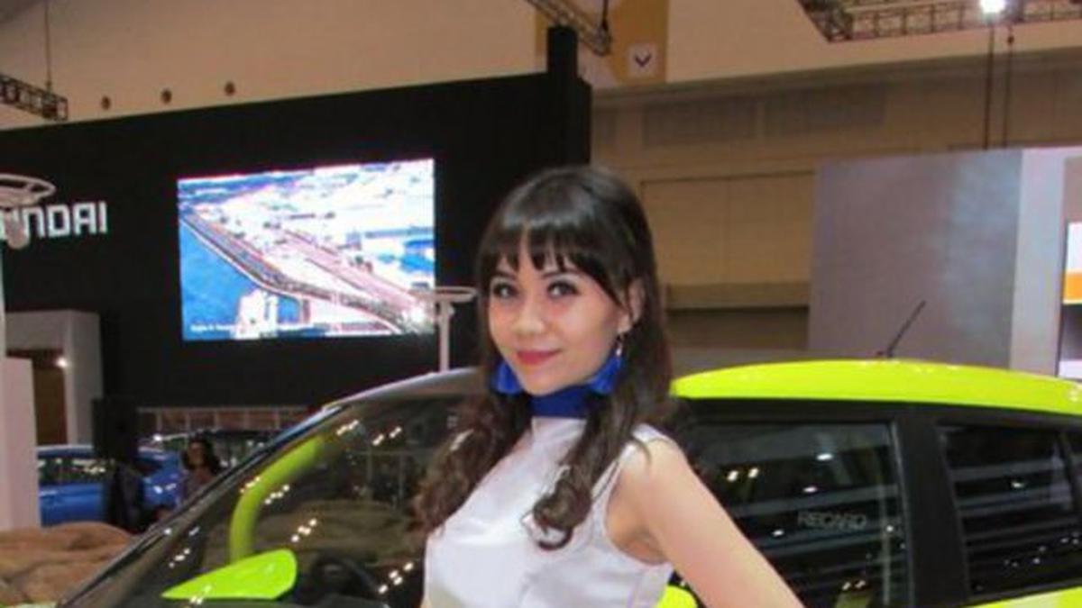 Pose-Pose Cantik SPG GIIAS 2017 - Galeri Otosia.com