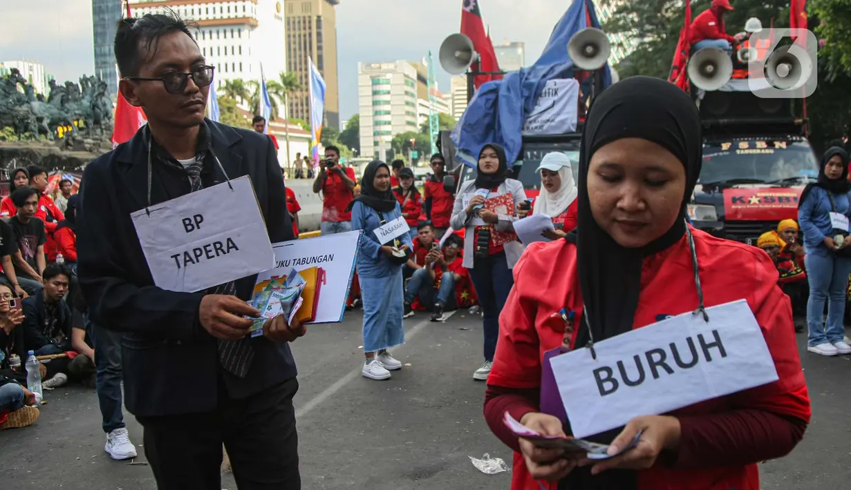 Aksi Teatrikal Warnai Unjuk Rasa Menolak Program Tapera Foto