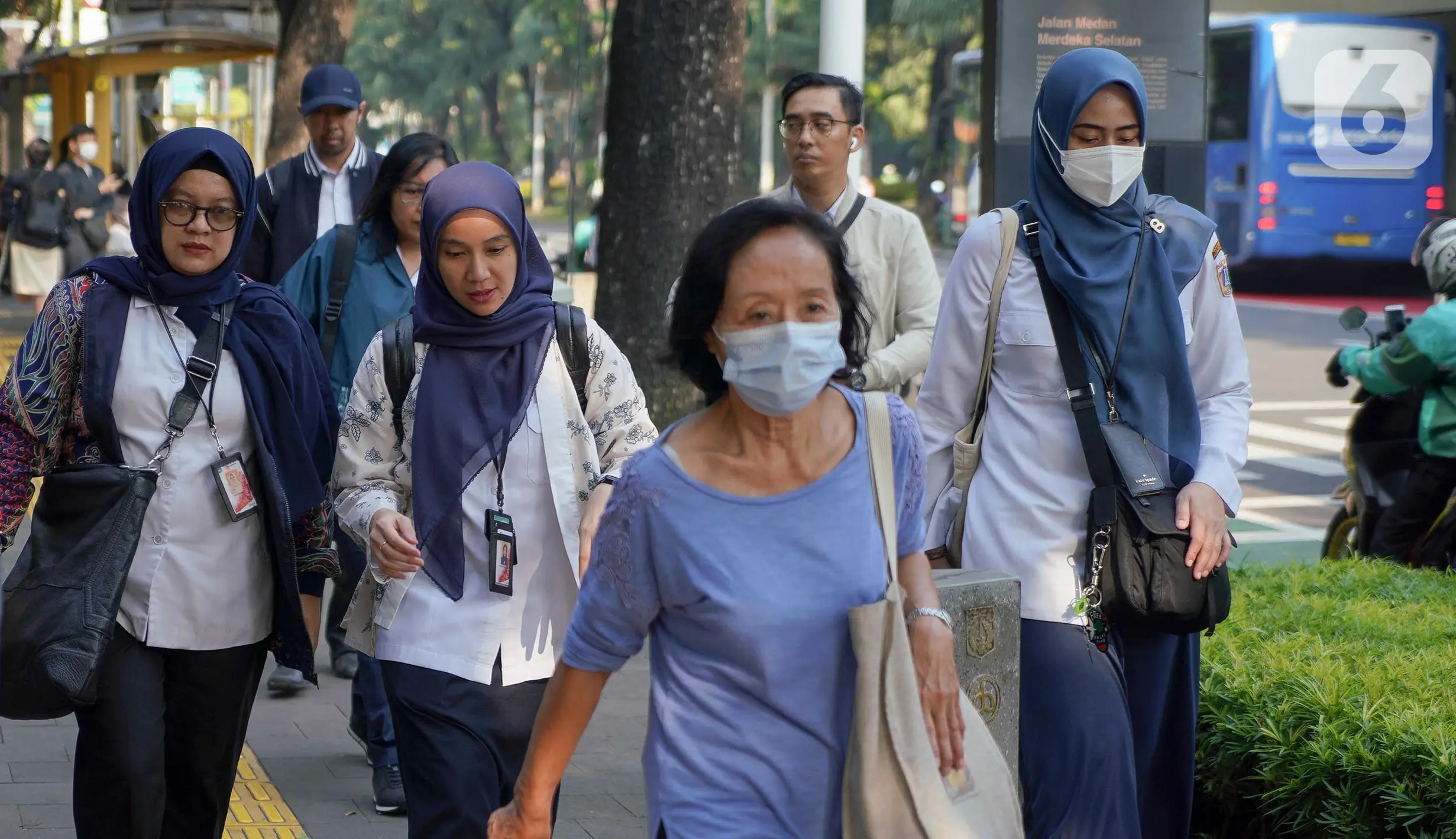 Potret Rabu Pertama Kebijakan ASN Pemprov Jakarta Wajib Gunakan Transportasi Umum - Foto ...