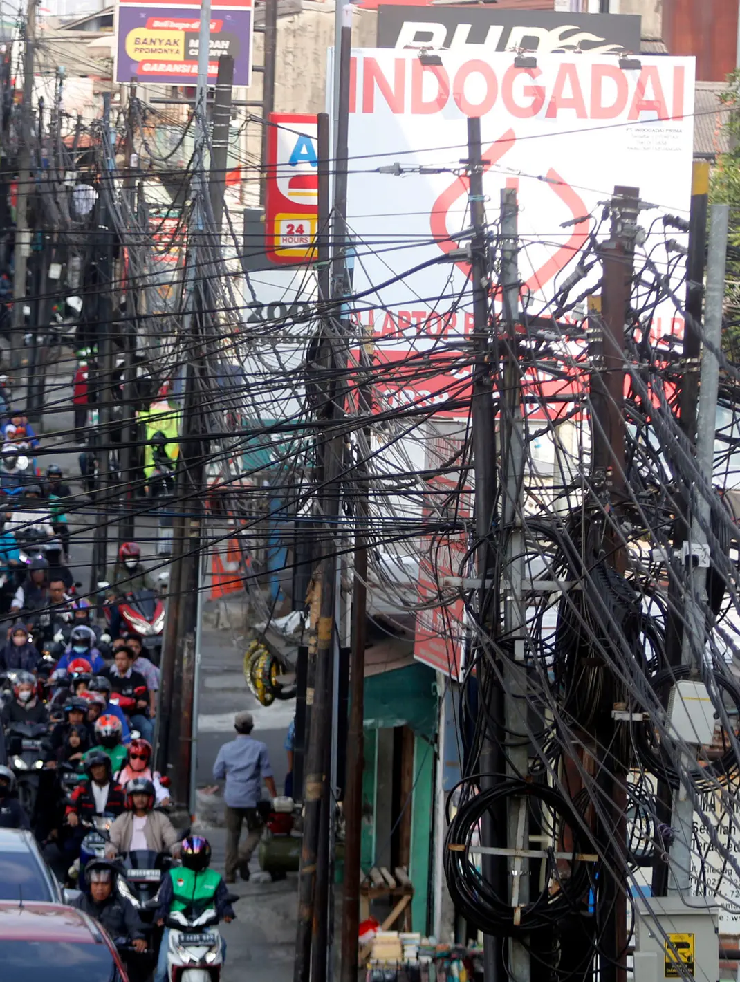 Potret Kabel Semrawut di Jakarta yang Bikin Khawatir - Foto Liputan6.com