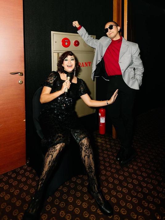 Potret Wingky Wiryawan dan Kenes Andari, Tampil Serasi dengan Gaya 80 ...