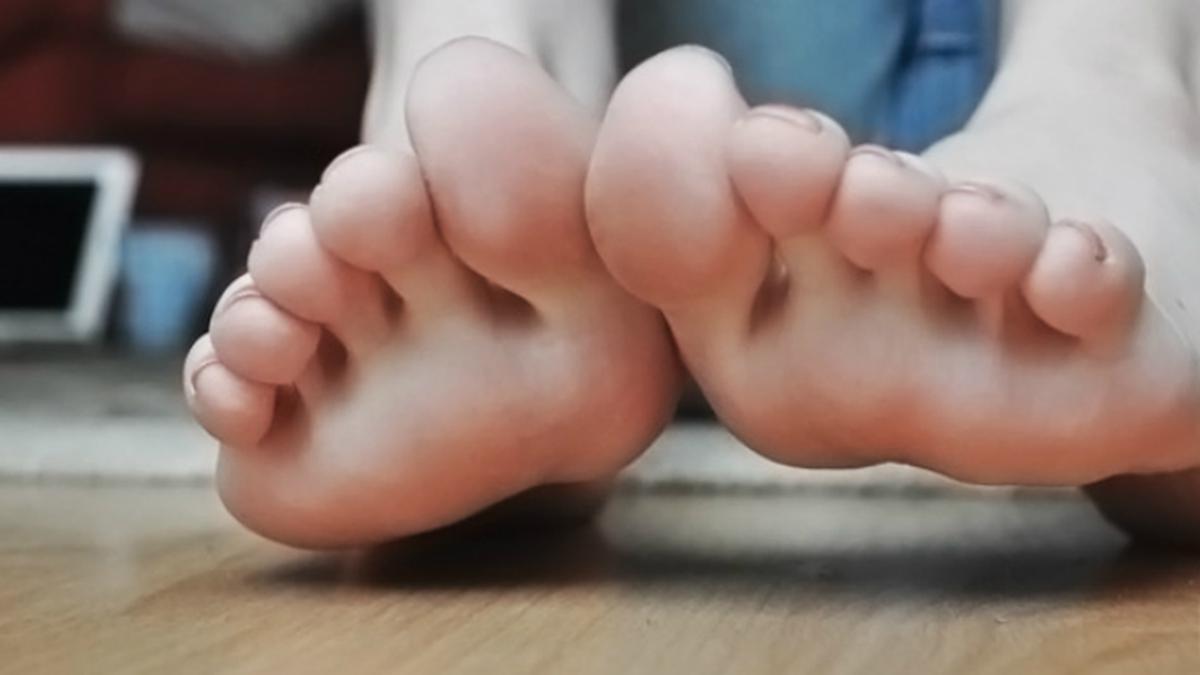 5 Penyebab Bau Kaki yang Jarang Disadari, Makan Pedas hingga Tak Pakai ...