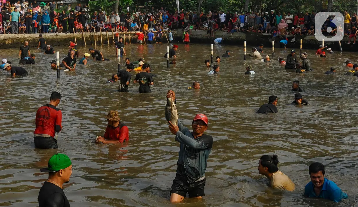 Menjaga Tradisi Ngubek Empang di Depok - Foto Liputan6.com