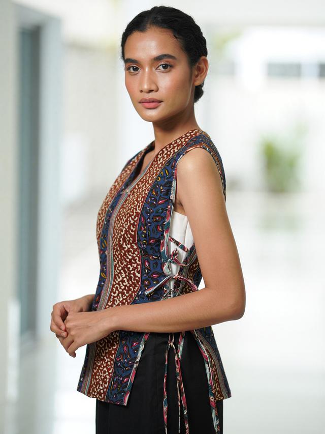 8 Model Rompi Batik Wanita Tanpa Lengan, Stylish untuk OOTD Kantor atau ...