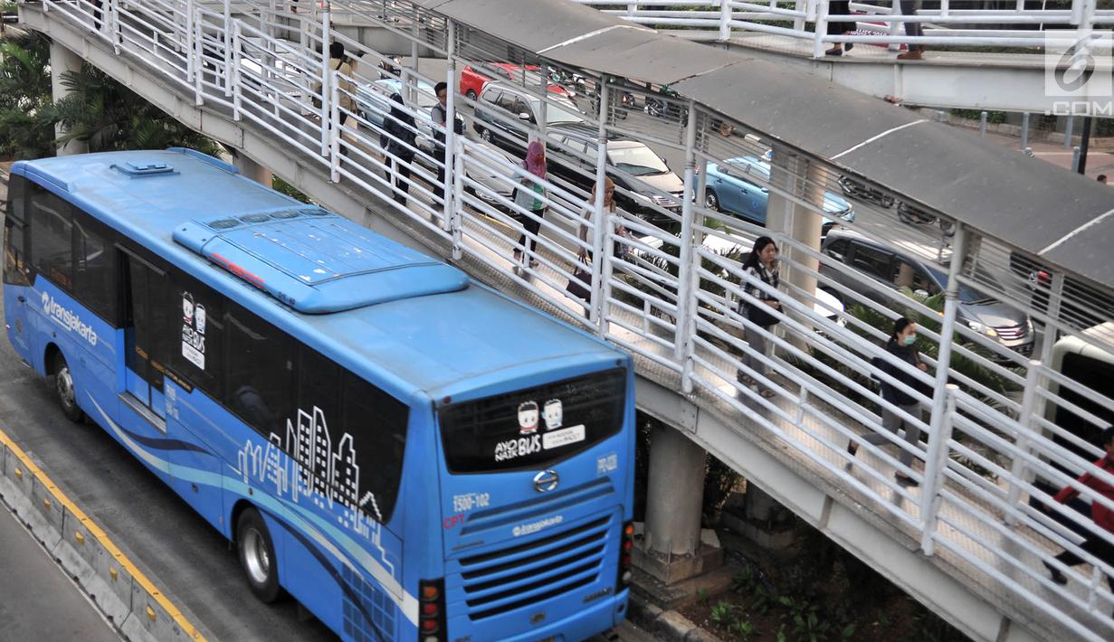 FOTO: Jumlah Penumpang Transjakarta Meningkat 10 Persen - Foto Liputan6.com
