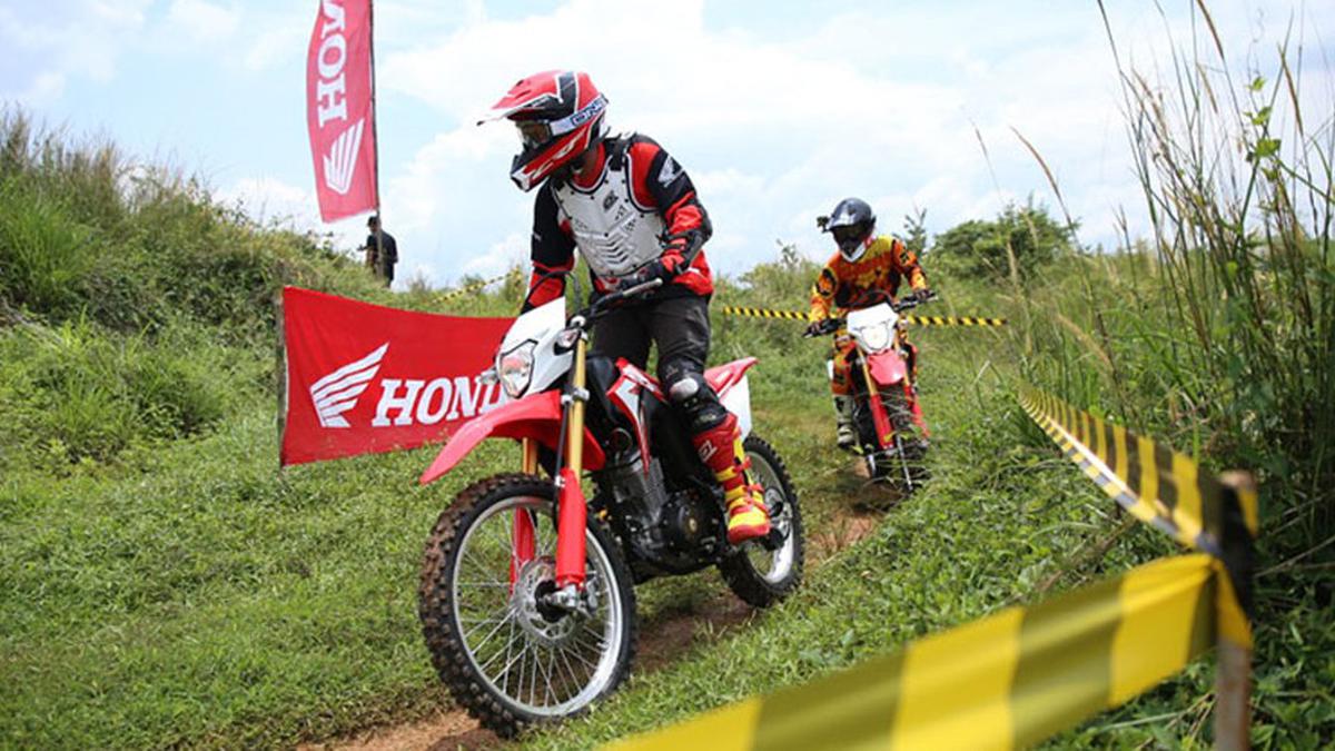Adu Spesifikasi Yamaha WR 155R Versus Honda CRF 150, Unggul Siapa ...