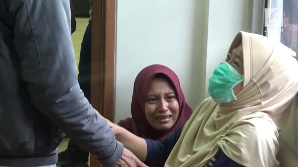 VIDEO: Mayat Wanita Terikat di Karung, Keluarga Histeris - Regional Liputan6.com