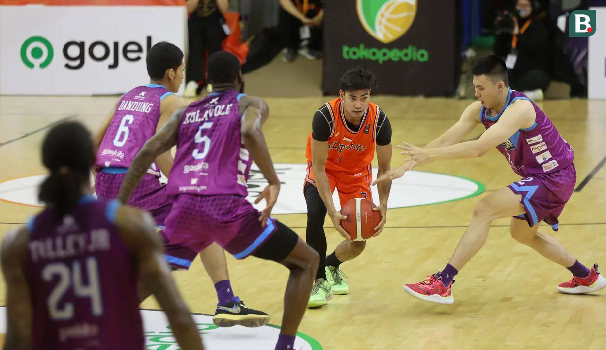 Foto: Pelita Jaya Redam Perjuangan Amartha Hangtuah di IBL 2024 - Ragam ...