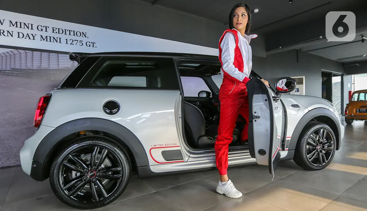 FOTO: Pose Model saat Peluncuran MINI GT Edition - Foto Liputan6.com