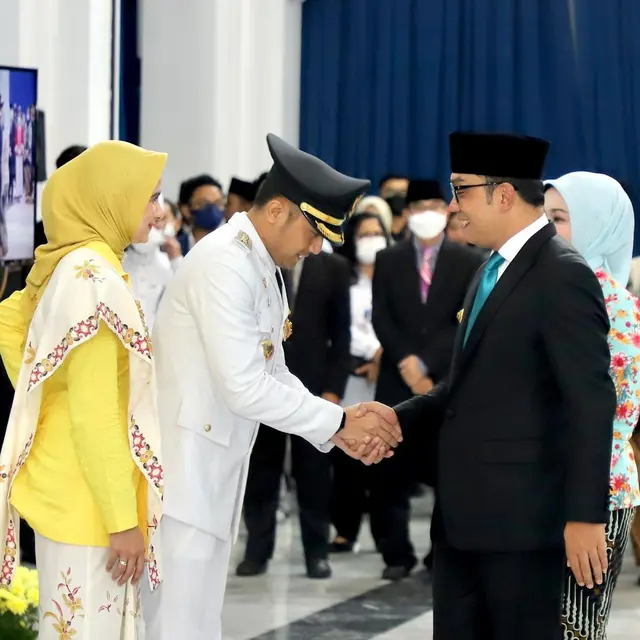 6 Potret Hengky Kurniawan Dilantik Ridwan Kamil sebagai Bupati Bandung ...