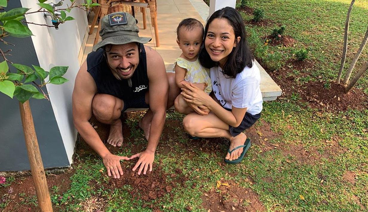 FOTO: Peduli Lingkungan, Chicco Jerikho Tanam Pohon di Lahan Bekas ...