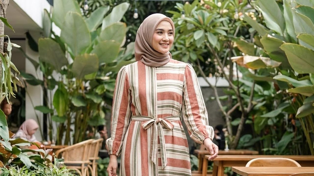 8 Model Gamis Kombinasi Garis Kekinian yang Bikin Tampilan Modis dan Santun