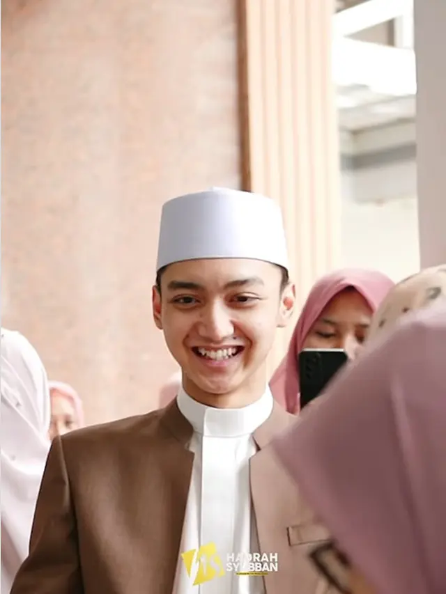 Mengungkap Profil Gus Azmi: Vokalis Syubbanul Muslimin yang ...