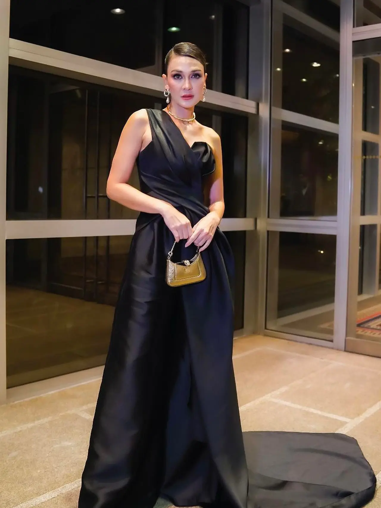 7 Potret Luna Maya Kenakan Gaun Hitam Mewah dan Elegan, Netizen: Aura ...