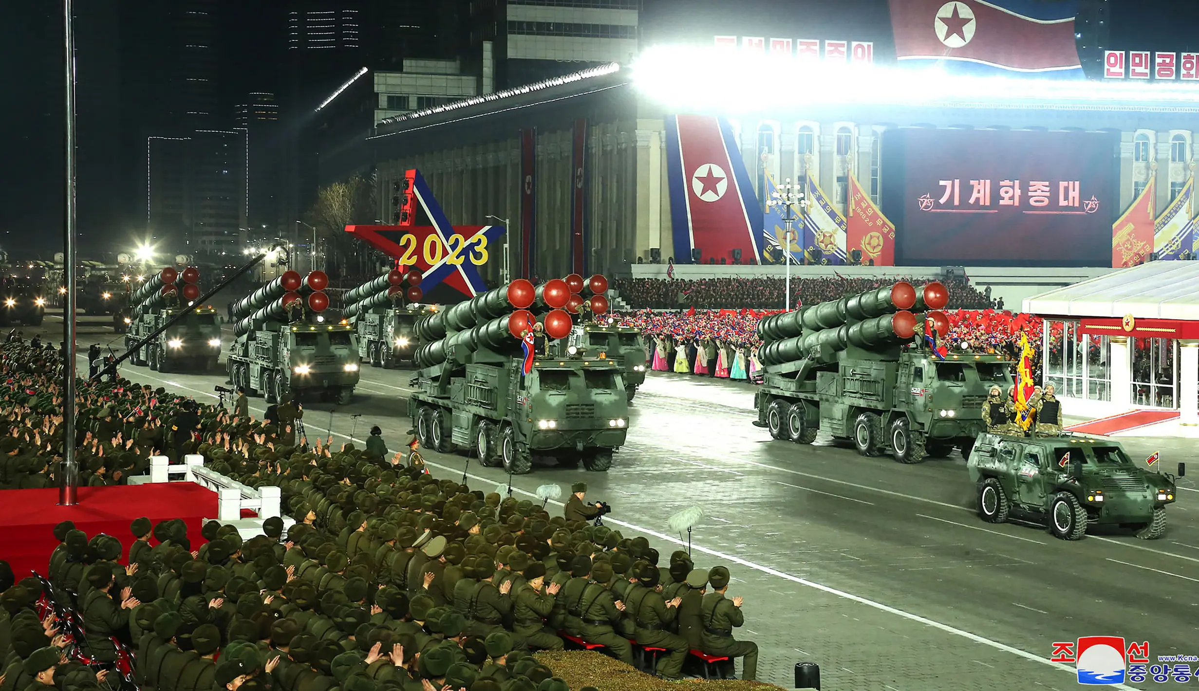 Kim Jong Un Saksikan Parade Militer 75 Tahun Tentara Rakyat Korea ...