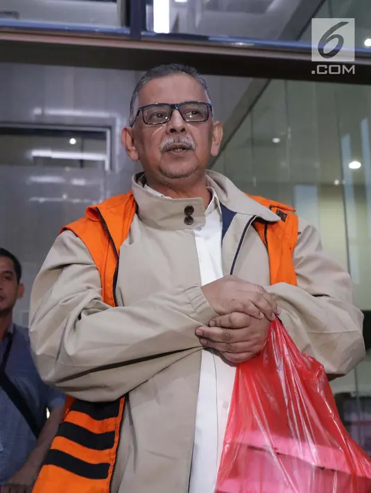 FOTO: Sambil Bawa Bungkusan, Sofyan Basir Keluar dari Gedung KPK - Foto ...