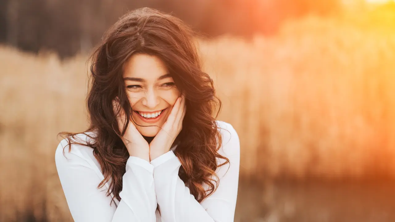 10 Tanda Wanita Menyukai Pria Diam-Diam, Bisa Diamati - Hot Liputan6.com