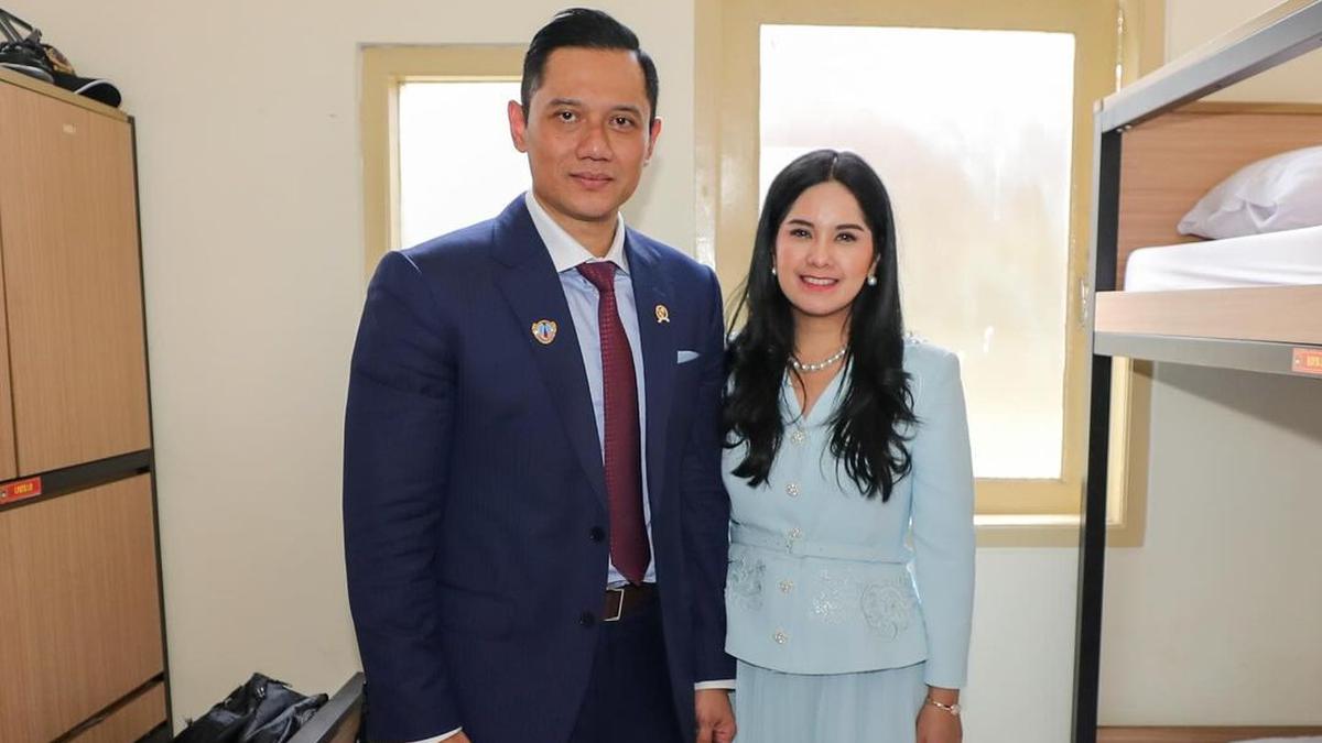 8 Potret Dualitas Gaya Annisa Pohan di Momen yang Membanggakan, Dampingi AHY Kunjungi SMAnya ...