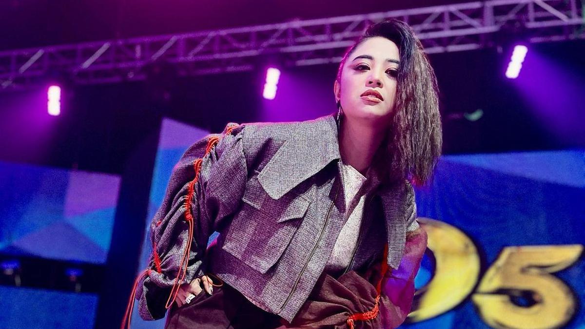 Dewi Perssik Ngamuk Dicibir Fans Leslar Garis Keras, Tak Rela Namanya ...