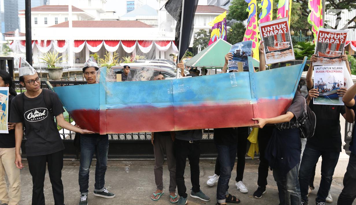 FOTO: Tolak IMB Reklamasi, Massa Gelar Aksi Jalan Mundur ke Balai Kota ...