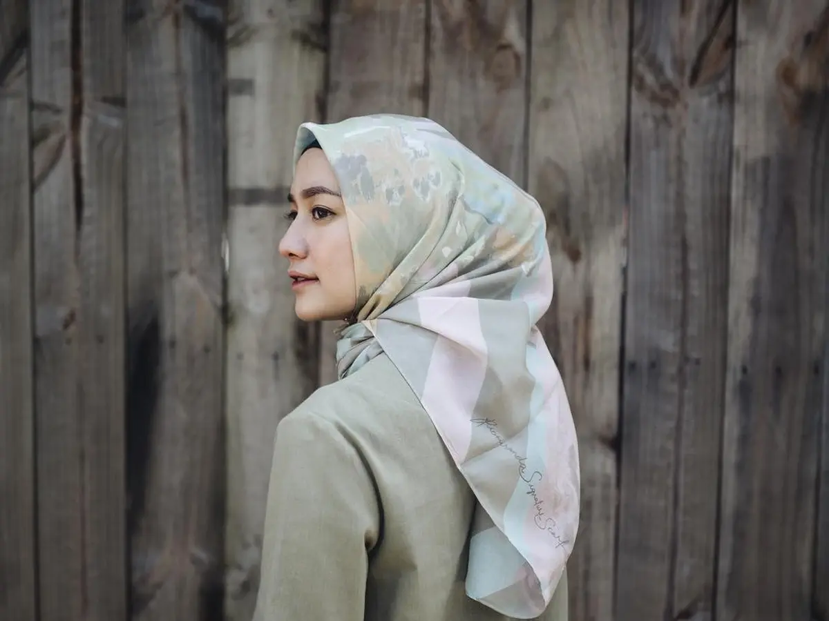 Wanita Berhijab Dari Samping