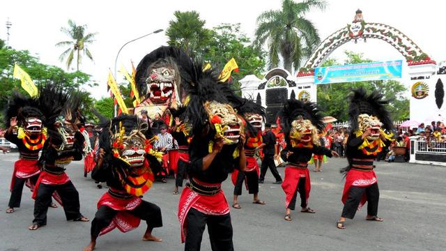 Ribuan Peserta Ramaikan Festival 1.000 Barong di Simpang Lima Gumul ...