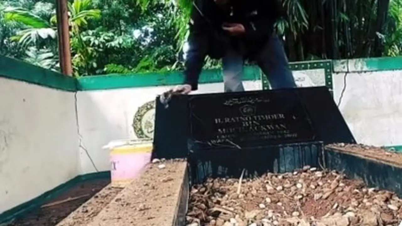 Ingat Si Buta dari Gua Hantu? Begini Kondisi Makam Pemerannya, Ratno ...