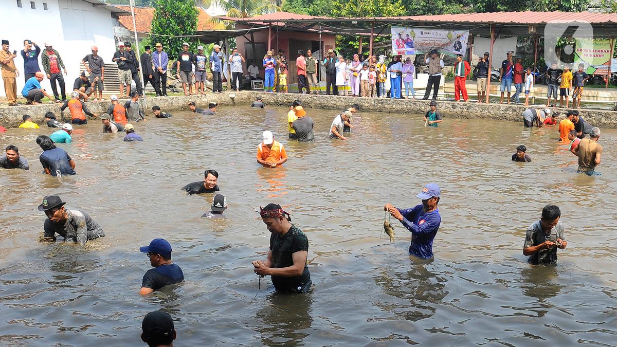 Lebaran Depok Jilid 5, Warga Antusias Tangkap Ikan Tangan Kosong di ...