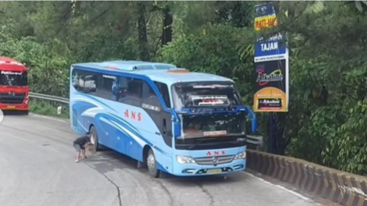 Aksi Heroik Pria Menyetop Bus ANS Mengalami Rem Blong di Sitinjau Lauik ...