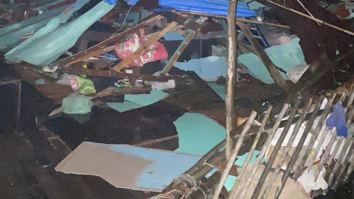 Puting Beliung Memorakporandakan Puluhan Rumah di Pulau Kasu Batam ...