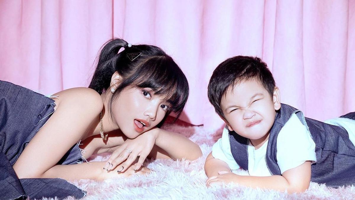8 Potret Gemasnya Fuji dan Gala Sky Kembaran Outfit di Pemotretan ...