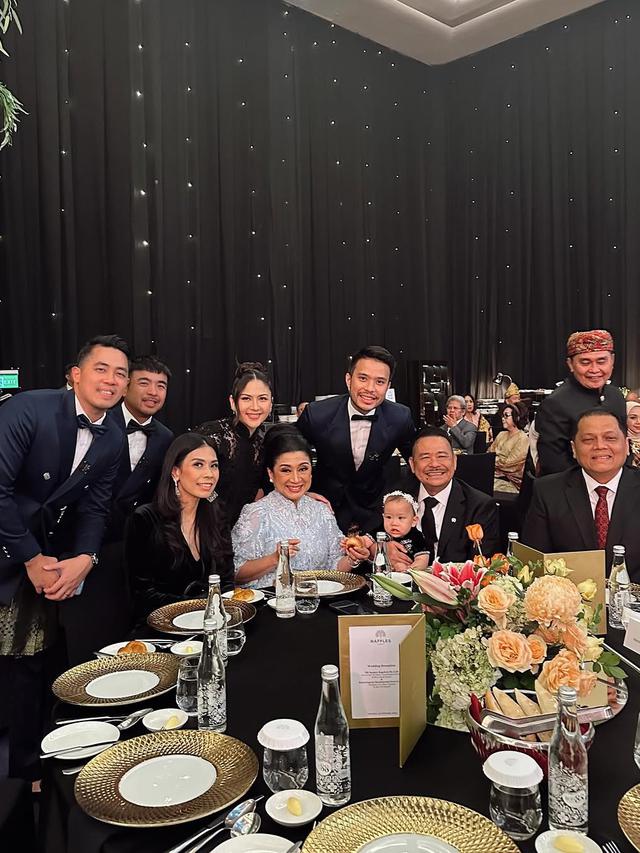 6 Potret Jessica Mila Kondangan Bareng Keluarga Suami, Anggun dan Modis