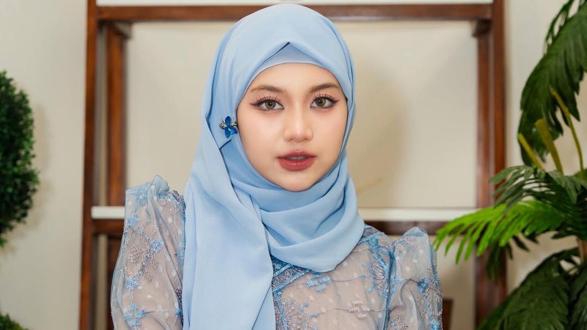 Gaya Manggung Ghea Indrawari Bikin Pangling, Tampil Anggun Dibalut Hijab dan Dress Biru