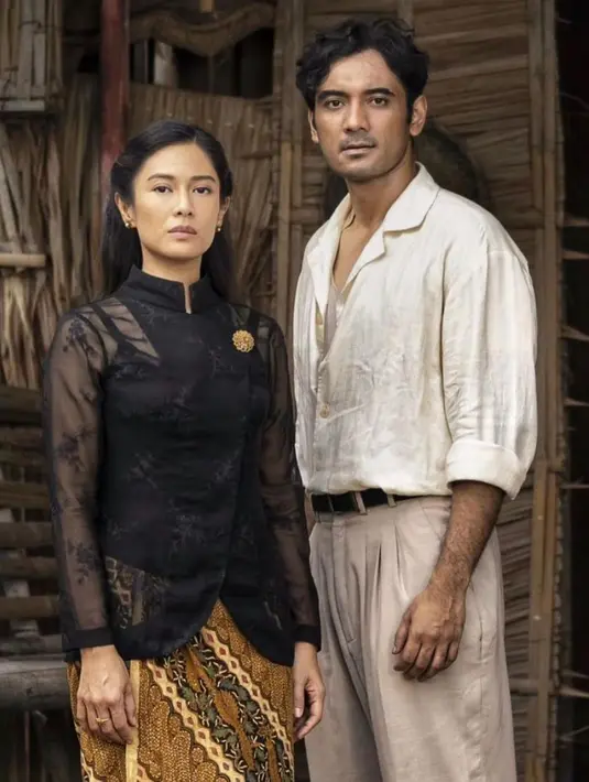 6 Potret Ragam Kebaya Memukau yang Dikenakan Dian Sastro di Serial Gadis Kretek untuk Foto ...