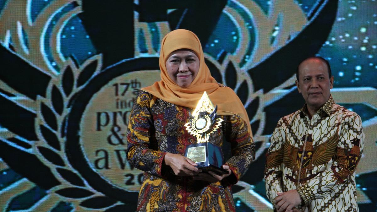 Khofifah Sabet Penghargaan The Most and Smart Inspiring Woman Leader in 2023 Ajang Duo Award ...