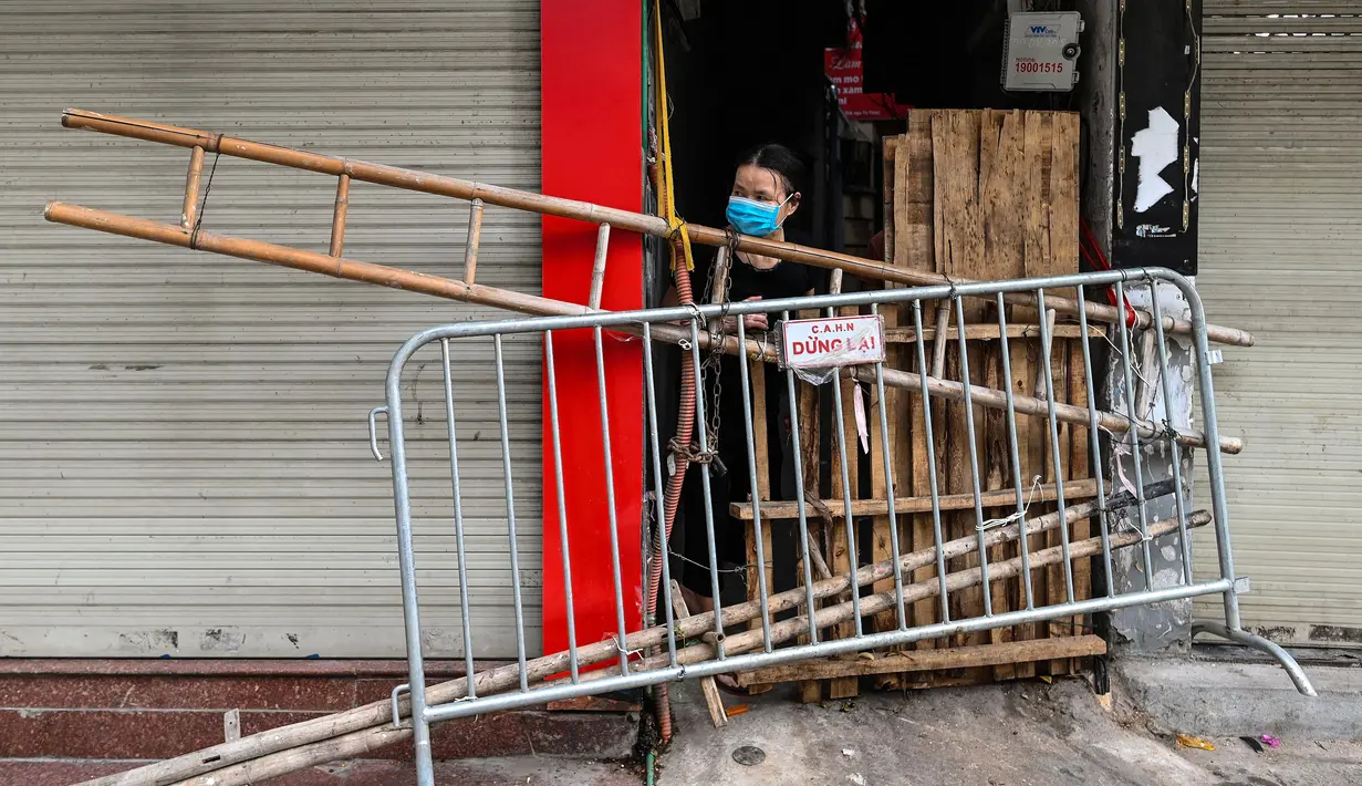 FOTO: Dari Peti Bir Hingga Kursi Rusak, Ragam Barikade Lockdown di ...