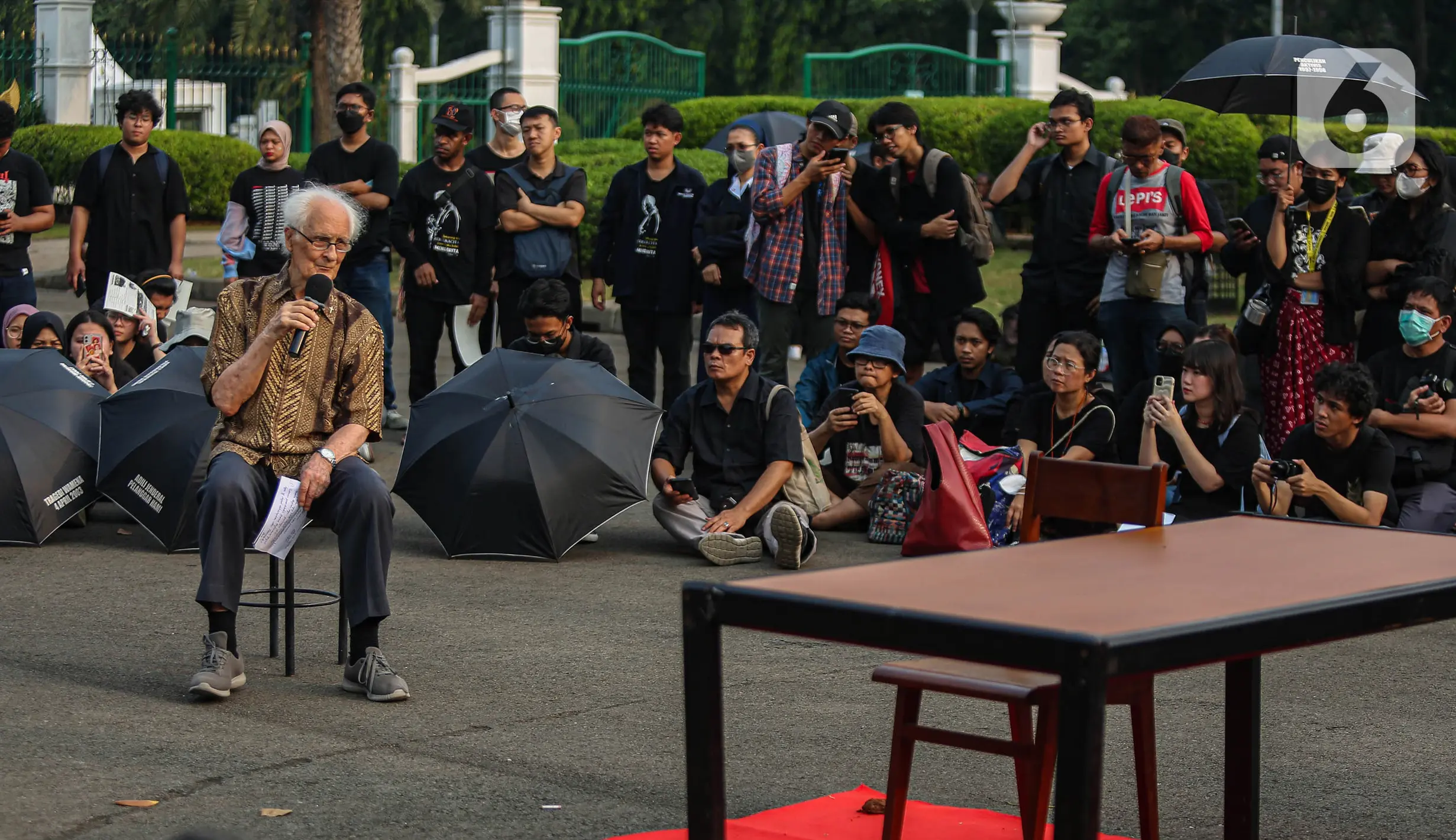 Aksi Kamisan ke-815 Rawat Ingatan Tragedi Mei 1998 - Foto Liputan6.com