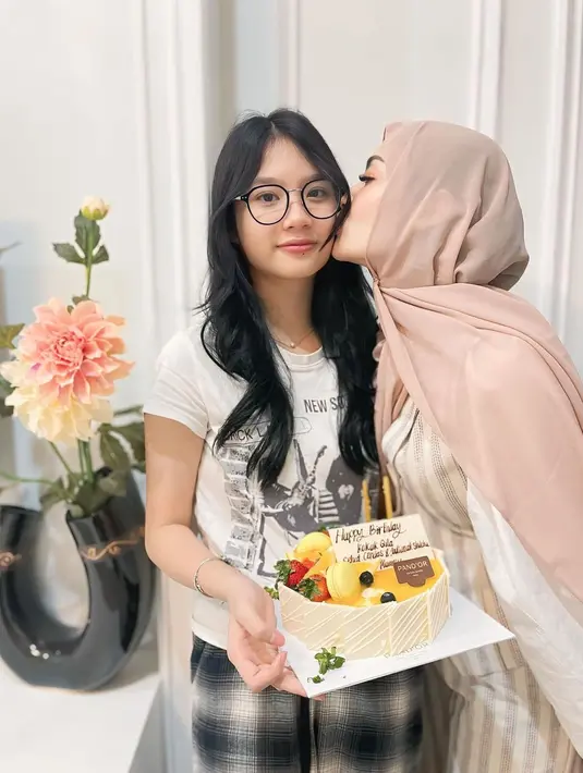 Potret Aqila Ramadhani Anak Imel PC Ultah ke-13, Beranjak Remaja Mirip Ibunda - Foto Liputan6.com