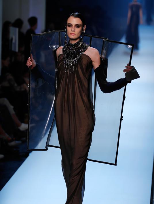 FOTO: Gaun Transparan Para Model di Paris Fashion - Foto Liputan6.com