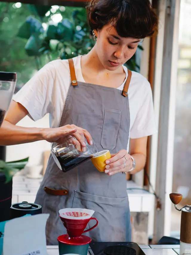 Pengertian Barista adalah Ahli Peracikan Kopi, Pahami Tugas dan ...
