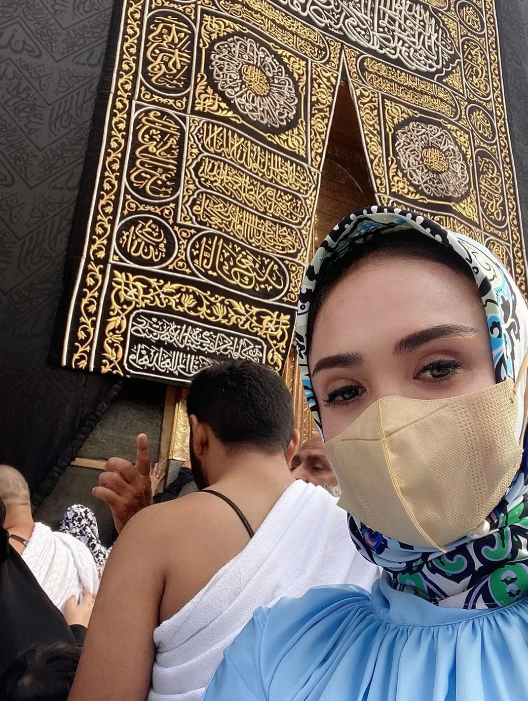 10 Potret Yuni Shara Tampil Berhijab Saat Umrah, Bikin Pangling - Photo Fimela.com