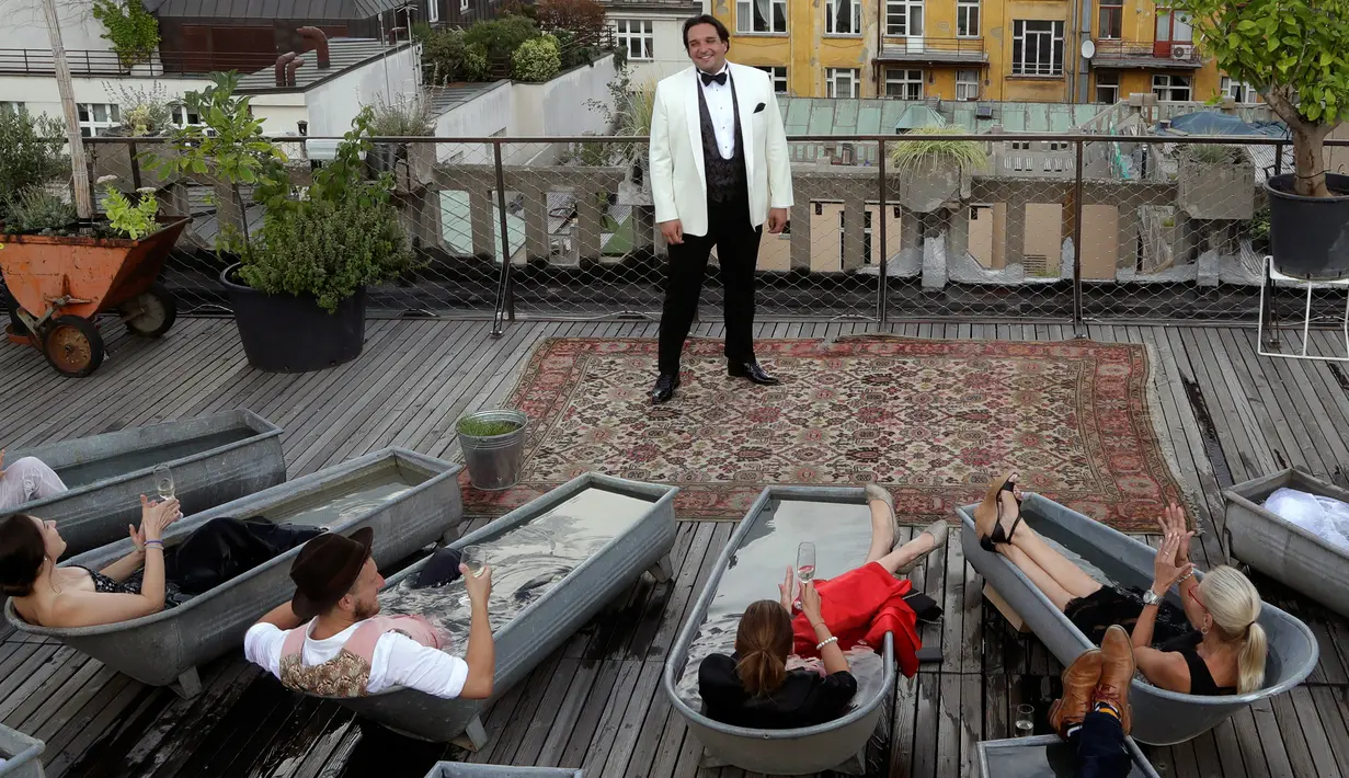 FOTO: Sensasi Baru, Menikmati Opera Sambil Berendam dalam Bak Mandi ...