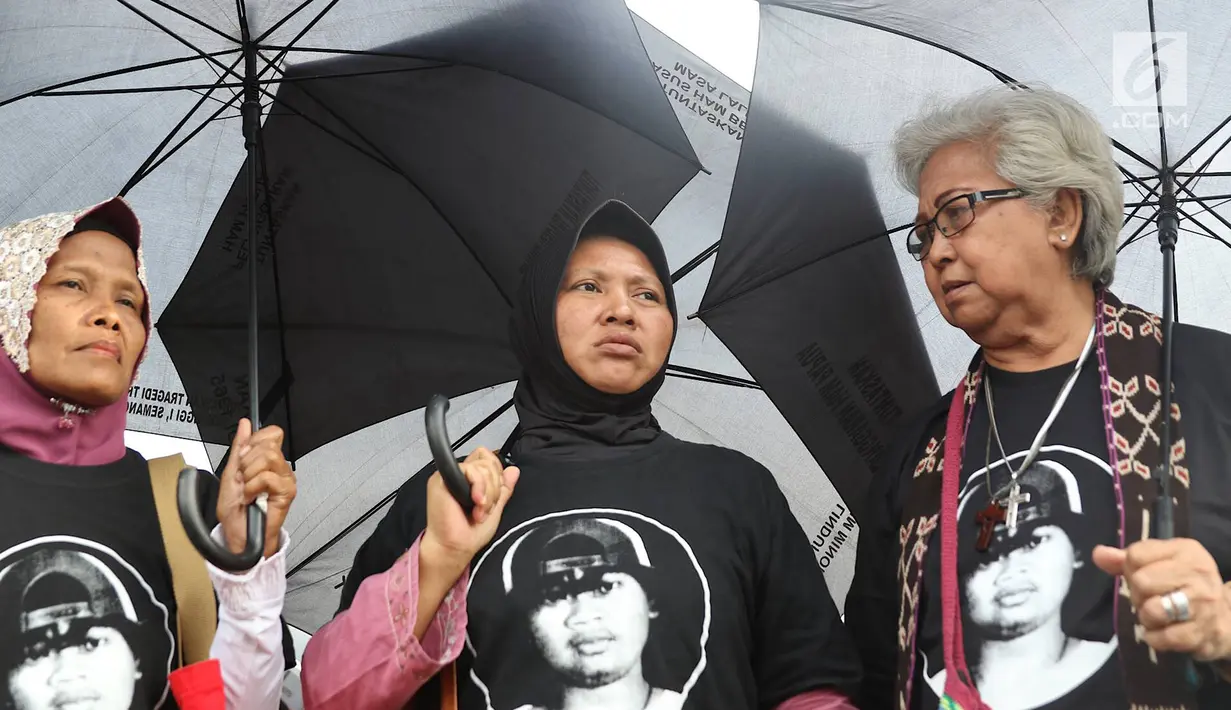 FOTO: Aktivis HAM Gelar Aksi Kamisan ke-567 di Depan Istana Negara ...